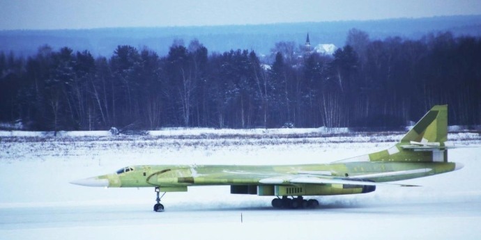 传奇再现！俄罗斯首架新型图-160M成功试飞，突破多年技术瓶颈_凤凰网