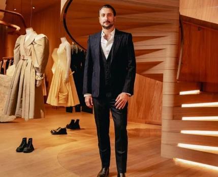 Versace任命Alexander McQueen前高管为新CEO_凤凰网