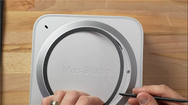 M1 Ultra芯片真容揭晓！苹果Mac Studio首拆来了_凤凰网