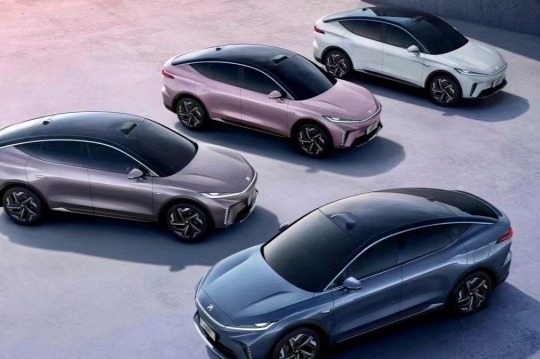 极狐和AITO都不配，华为AR-HUD在飞凡R7上首发，效果如何？_凤凰网