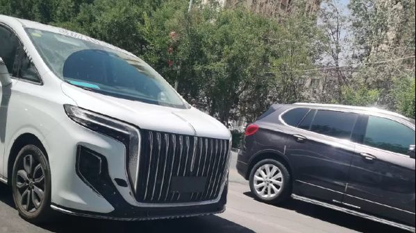 红旗HM9白色实车曝光 细节一览无遗 气场完胜别克GL8_凤凰网