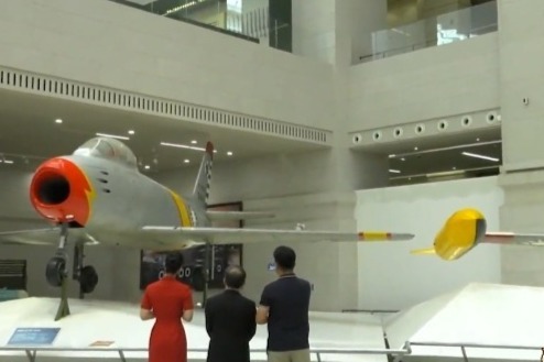 台湾飞行员徐廷泽驾驶美制F86F佩刀喷气式战斗机飞回大陆_凤凰网视频_凤凰网