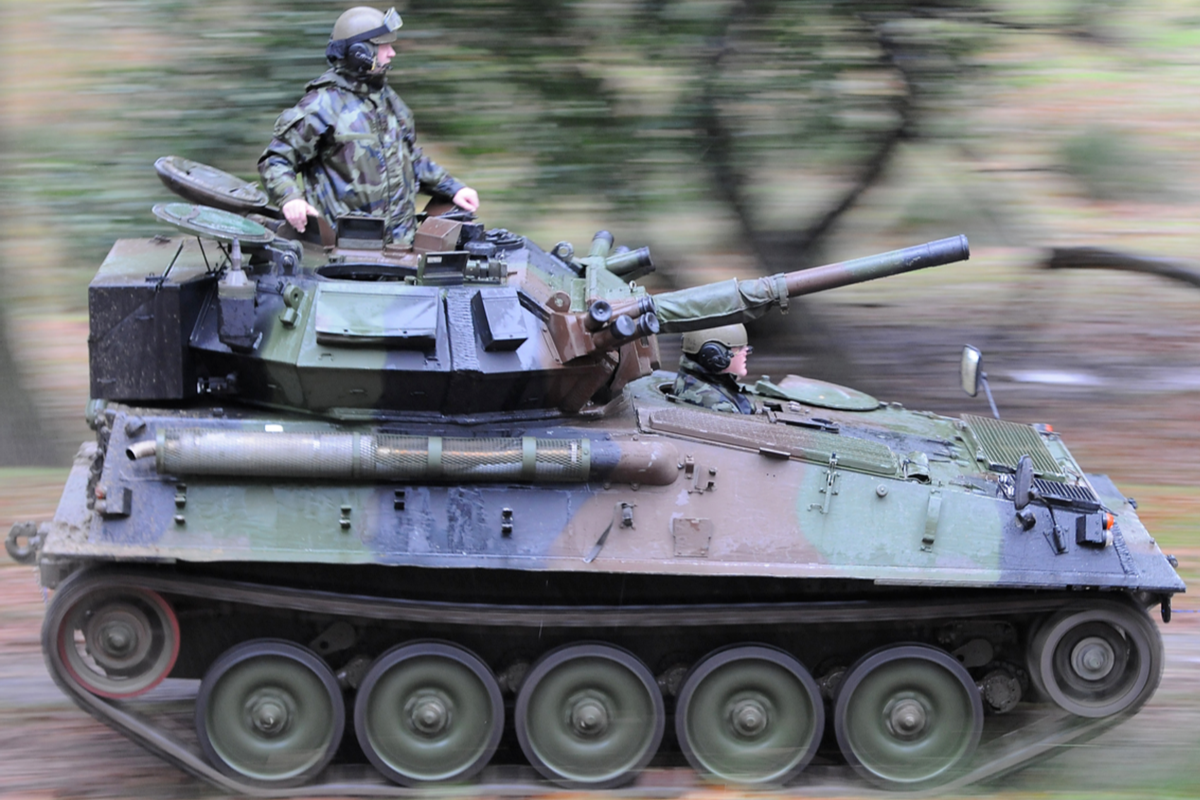 世界最快坦克！最高速度每小时82公里，车内居然配厕所和厨房？_凤凰网