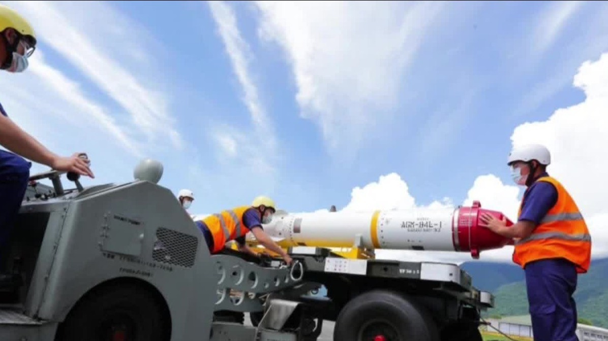 台湾F-16V挂弹升空？媒体公布的图片有明显P图痕迹引怀疑_凤凰网视频_凤凰网