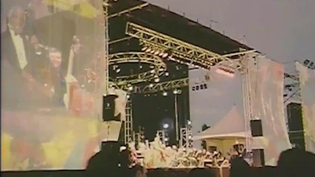 现搭舞台不完善且不美观，演出车自带舞台更便于乐队演出_凤凰网视频_凤凰网