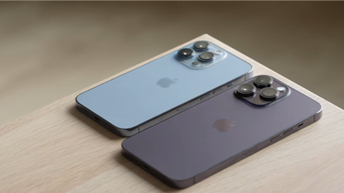 iPhone 14 Pro暗紫色对比远峰蓝：看起来都高级，你更喜欢哪个？_凤凰网