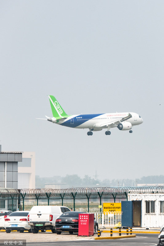 现场照片！两架C919飞机到达北京首都国际机场_凤凰网资讯_凤凰网