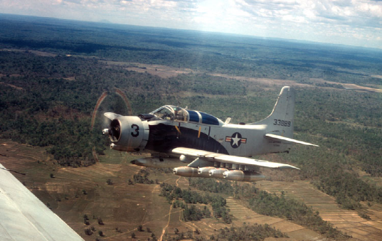 一架A-1攻击机在越南被击落，长机竟冒险迫降营救，国会：授予荣誉勋章_凤凰网