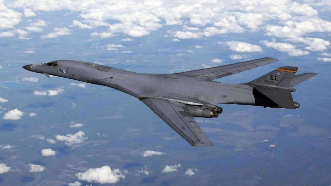 美军B-1B轰炸机前出日本 朝鲜发射数百发炮弹回应_凤凰网