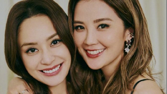 Twins发布复古光影大片 亲密搂抱姐妹情深_凤凰网