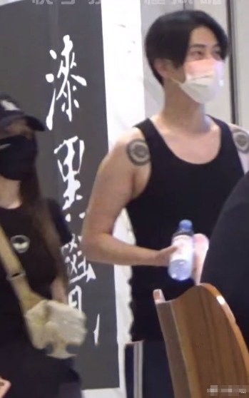 李小璐与男子逛家居店疑曝恋情 男方疑为《有嘻哈》rapper赵昱涛凤凰网