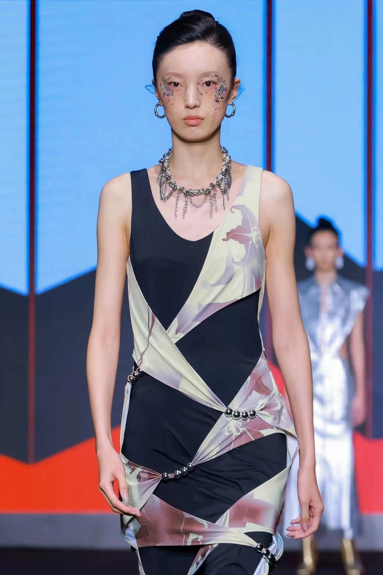 KATO-KATO亮相了不起的美·锦绣之夜，携时尚妆造宣言：每一面都是美一面__凤凰网