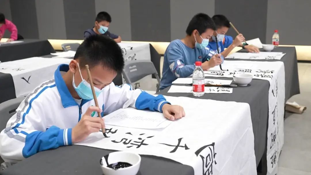 沙田 | 青少年书法现场比赛 “小书法家”现场挥毫凤凰网广东_凤凰网