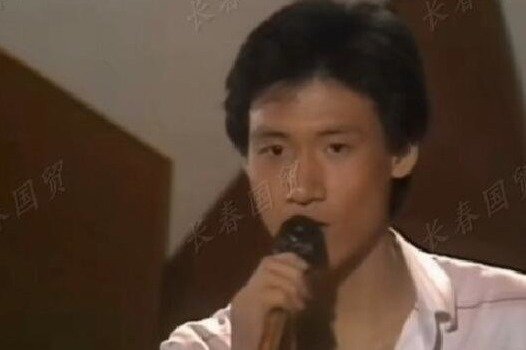 张学友39年前参加选秀旧照曝光，面容清瘦阳光帅气，台上表情紧张_凤凰网