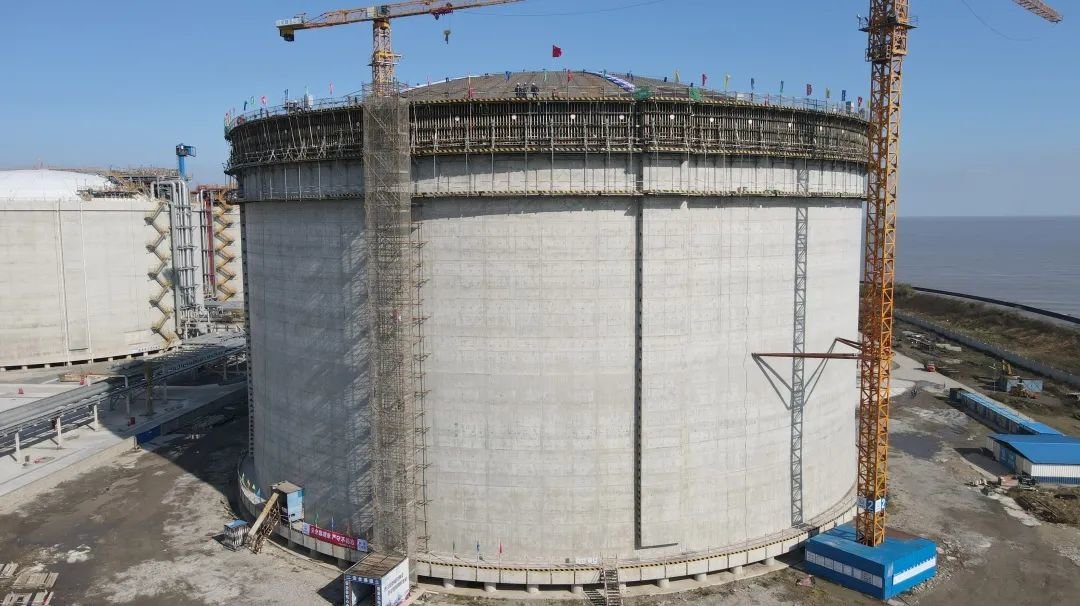 南通能源保供再添力量！6号20万立LNG储罐升顶成功凤凰网江苏_凤凰网