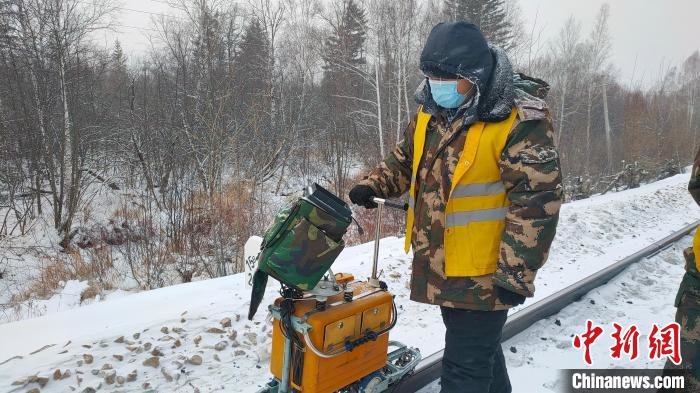 -30℃ 最北铁路“钢轨医生”艰辛巡诊路凤凰网陕西_凤凰网