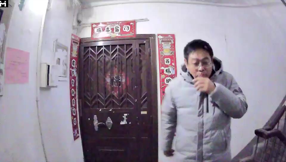 监控拍下恶心一幕!陌生男子吐口水抹在门把上凤凰网视频凤凰网