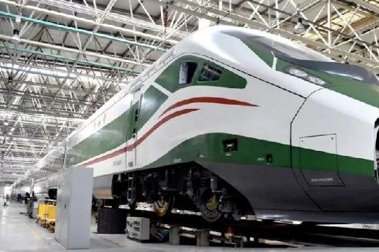 新型CR200J复兴号动车组首次上线亮相：采用9节编组_凤凰网