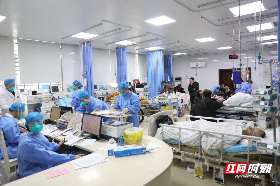 组图：急诊、ICU满员，“生命守门人”正在拼尽全力凤凰网湖南_凤凰网