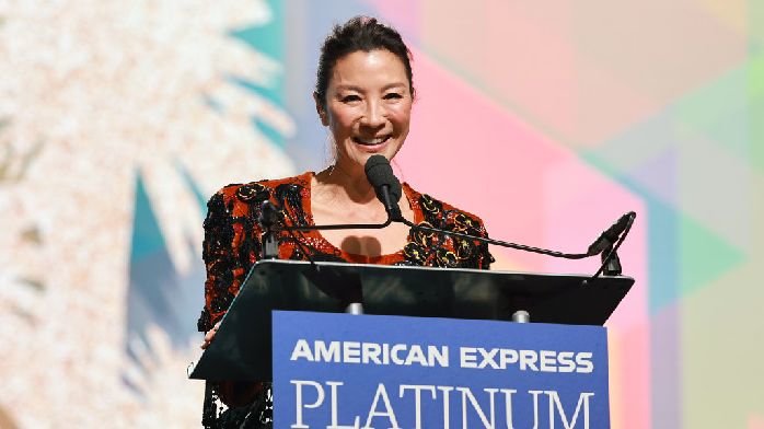 杨紫琼凭《瞬息全宇宙》获棕榈泉国际电影节国际明星女演员奖_凤凰网