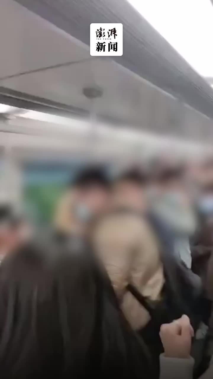 背包男被指在地铁偷拍女乘客裙底,辩称“不小心拍的” 凤凰网视频 凤凰网
