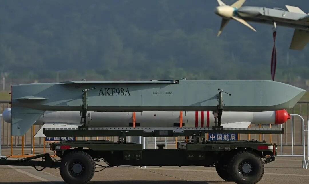 “老豹有新弹”——细品十四届珠海航展歼轰-7A2展露的新质打击能力_凤凰网