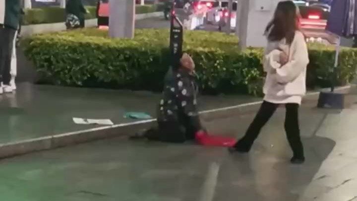 女子戏弄残疾乞丐,抢走他的钱并撕碎!凤凰网视频凤凰网