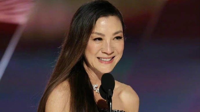 60岁杨紫琼凭《瞬息全宇宙》获金球奖影后_凤凰网