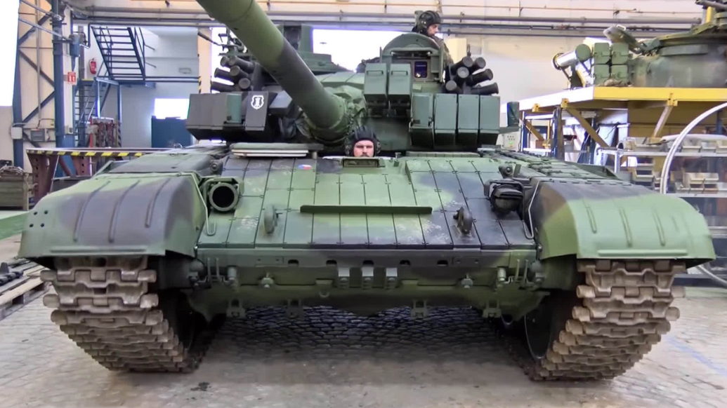 捷克总理视察军工企业 查看对乌援助的T-72坦克_凤凰网