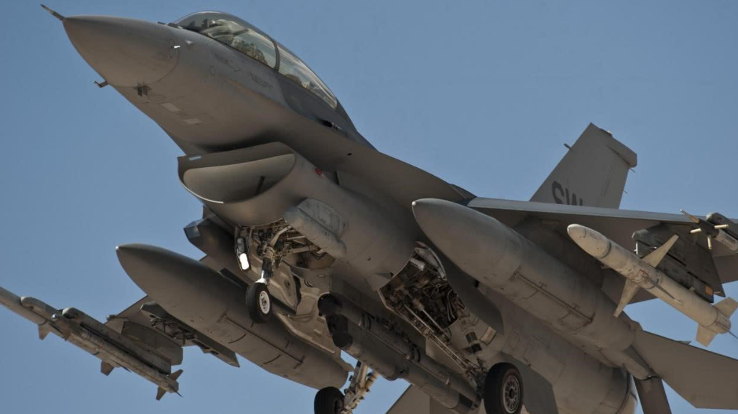 乌克兰官员称乌方将很快获得F-16战机 飞行员已赴美受训_凤凰网