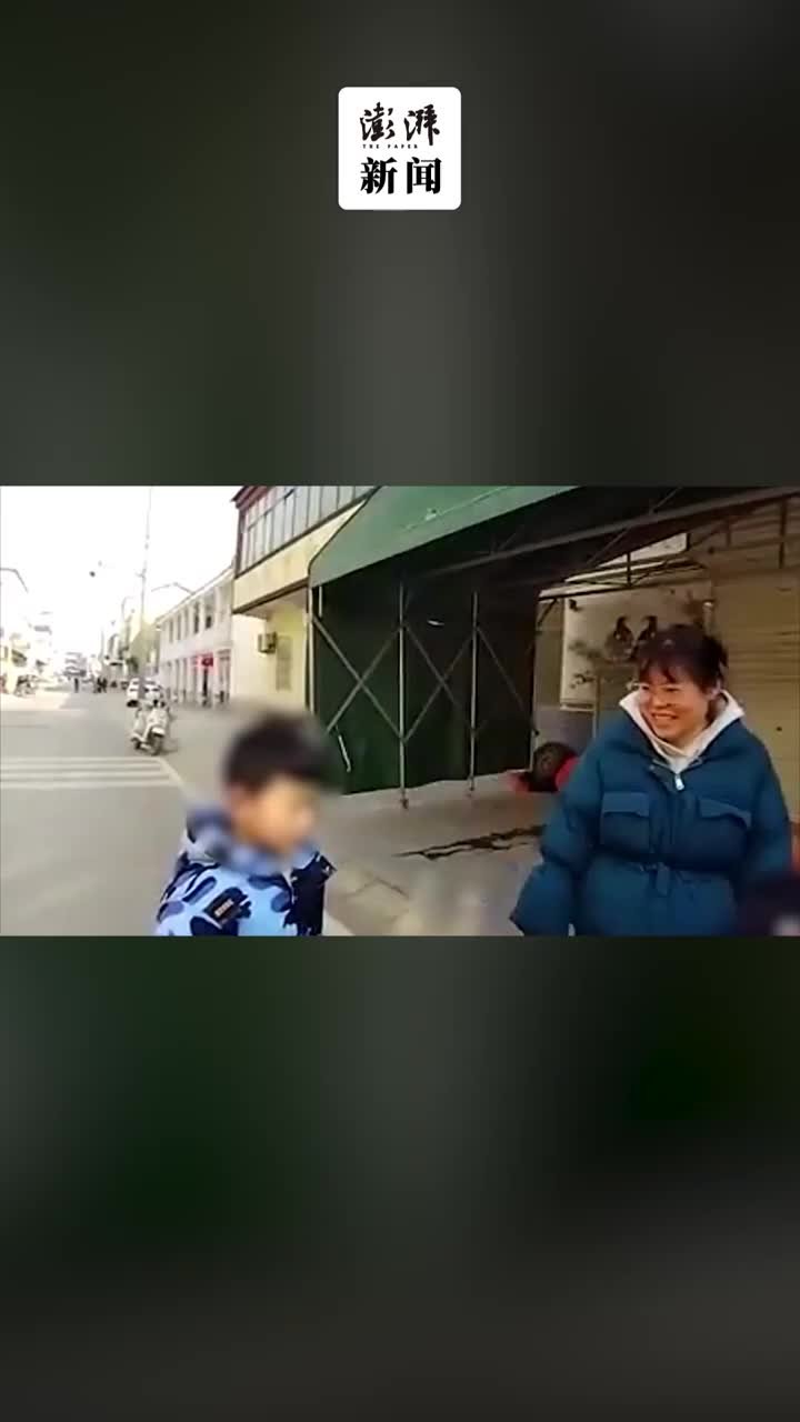 男孩见到民警立即敬礼，民警回请奶茶鼓励_凤凰网视频_凤凰网