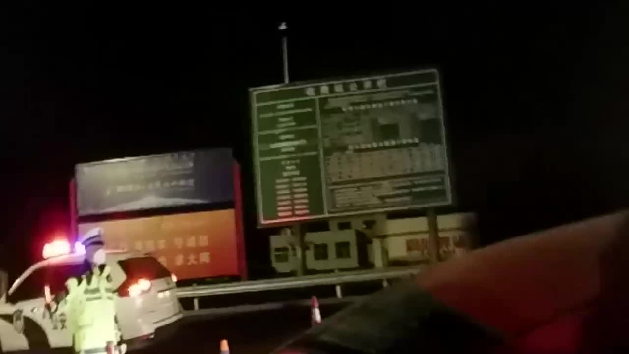 男子二次酒驾被民警查获，朋友酒后赶来代驾凤凰网视频凤凰网