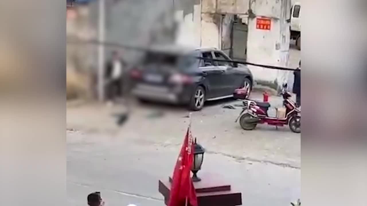 海口一男子持棍砸毁奔驰车，警方已介入_凤凰网视频_凤凰网