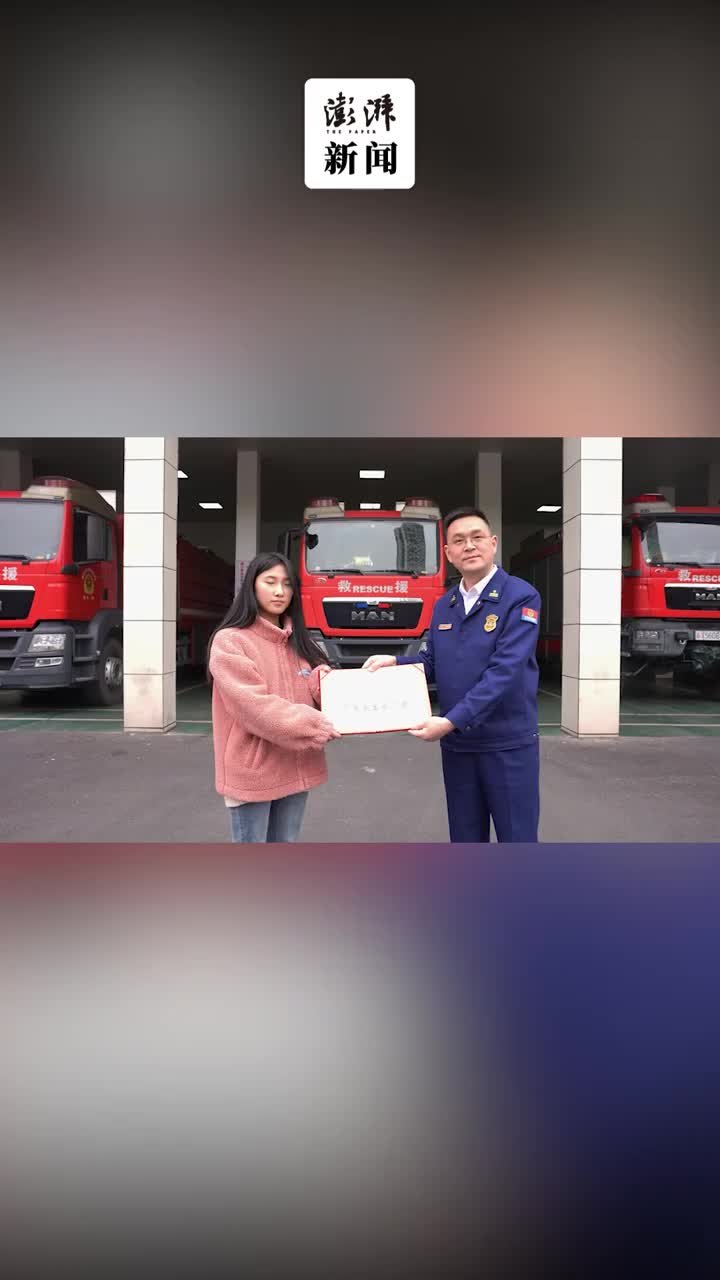 女大学生携路人扑灭高铁站着火广告牌被奖励凤凰网视频凤凰网