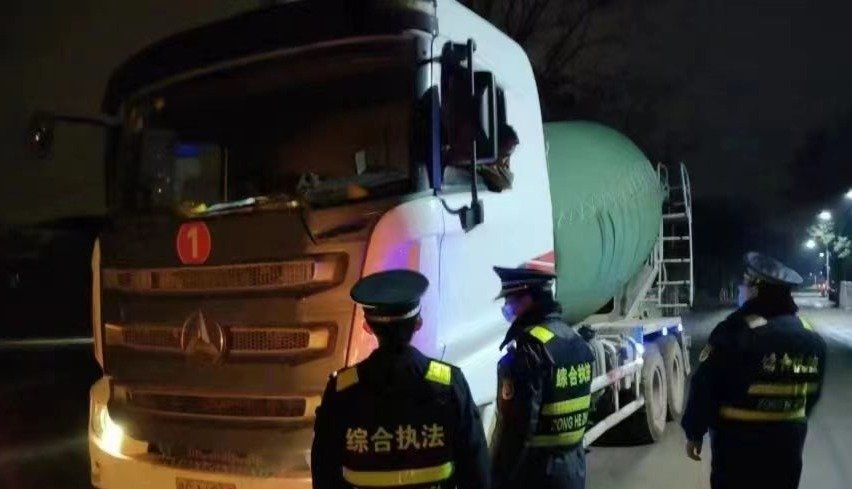 南昌东湖区城管执法大队对 抛洒滴漏”渣土车罚款2万凤凰网江西凤凰网