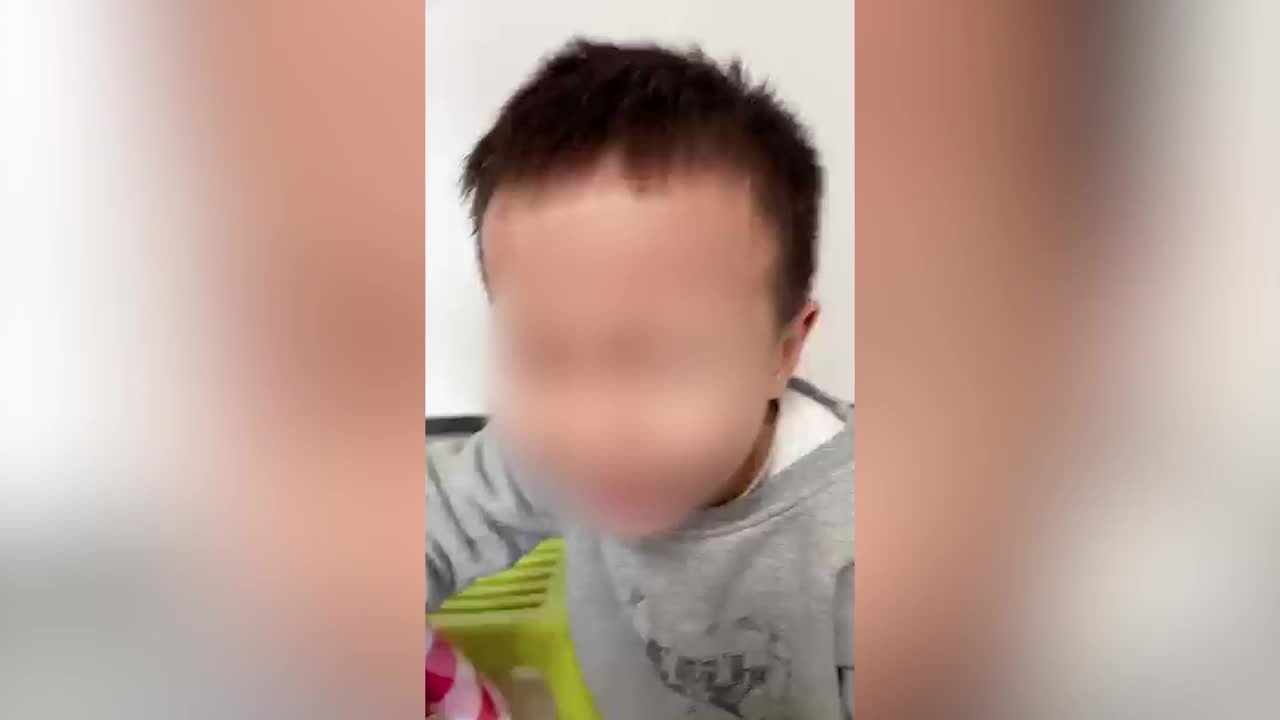 萌娃不想去幼儿园装哭,听到妈妈说不送后秒停止 凤凰网视频 凤凰网