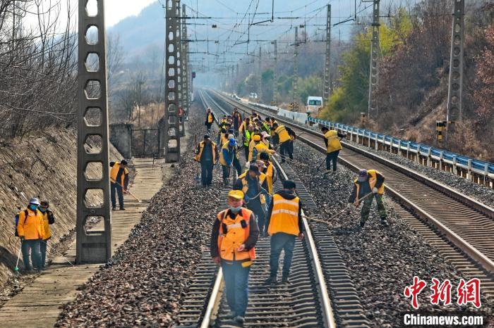 伏牛山间焦柳铁路修护忙凤凰网河南 凤凰网