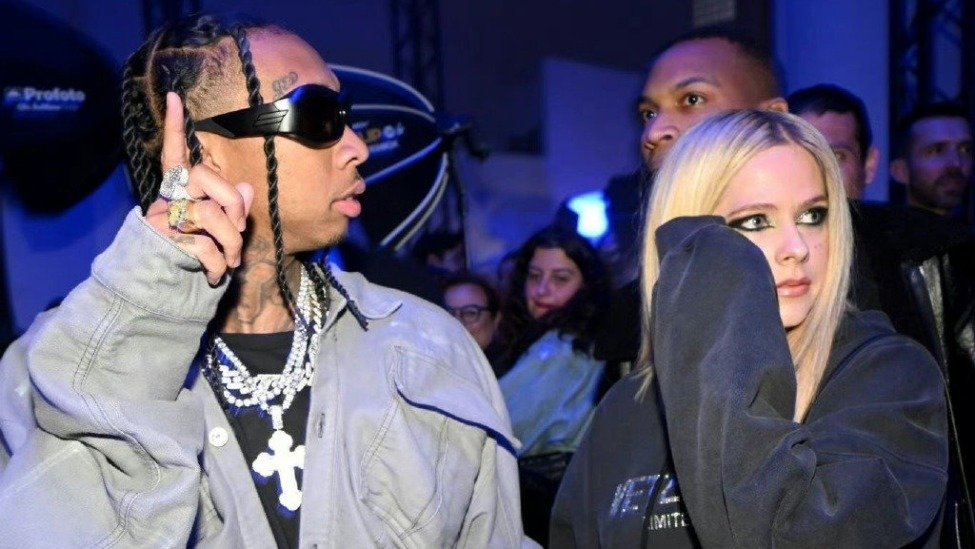 艾薇儿新恋情曝光 与说唱歌手Tyga镜头前亲吻_凤凰网