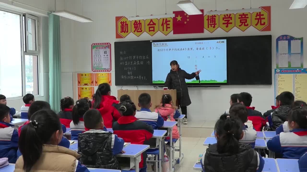 女教师脚骨折跪椅子为学生上课:尽心尽力,才能做到问心无愧凤凰网视频凤凰网
