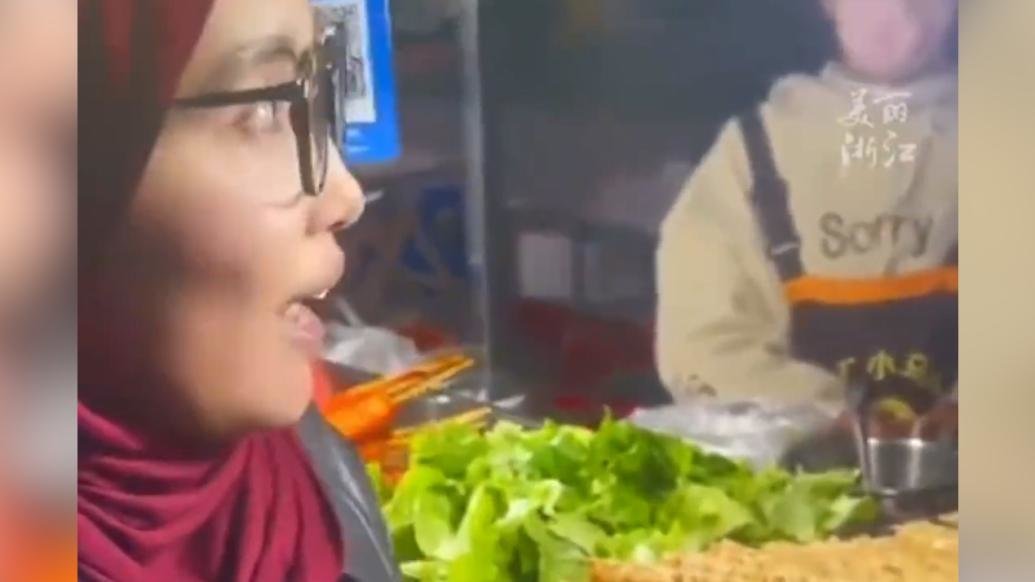 外国友人来到义乌,煎饼果子小哥用阿拉伯语和顾客交流凤凰网视频凤凰网
