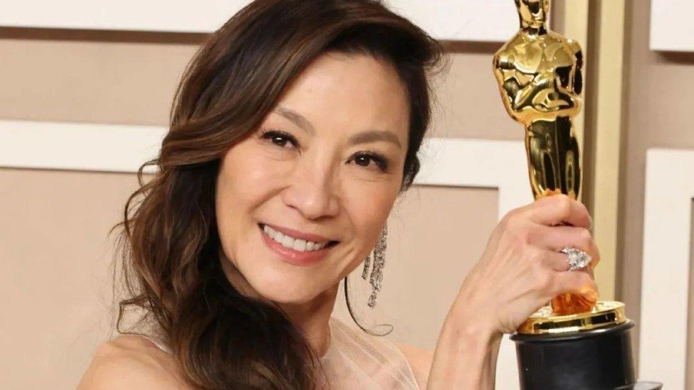 杨紫琼获奥斯卡马来西亚全国放假一天？假的！_凤凰网