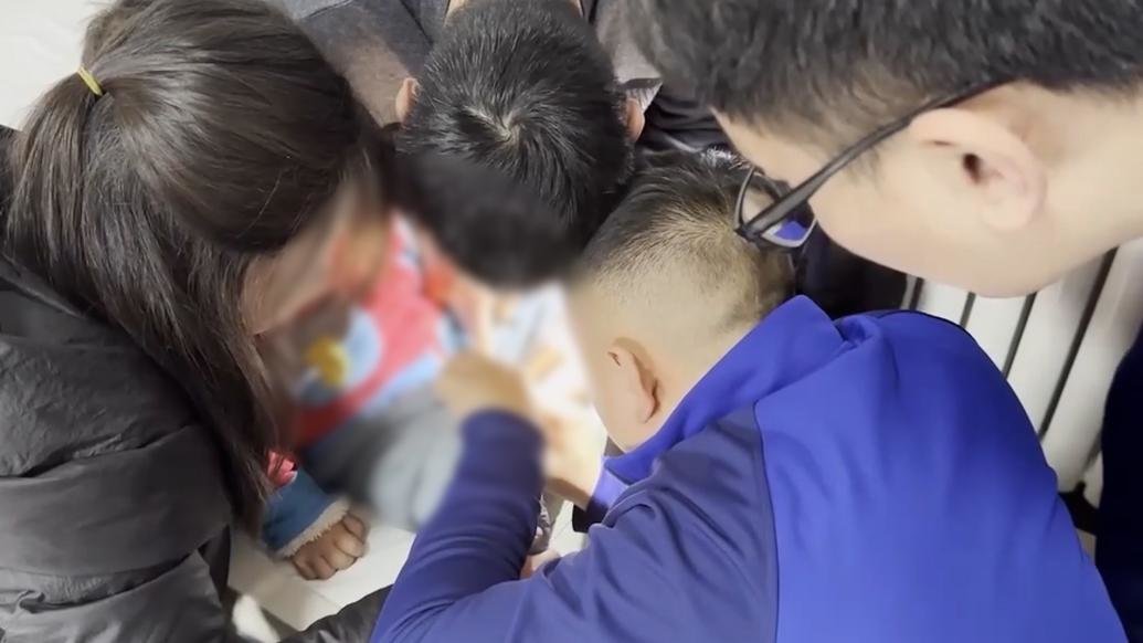 爸爸帮拉拉链卡住儿子下体,求医无果后找消防帮忙凤凰网视频凤凰网