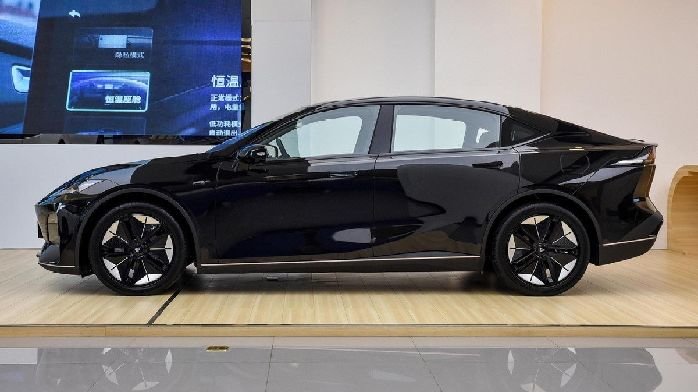 轴距2900mm，续航1200km，长安深蓝SL03太实用_凤凰网