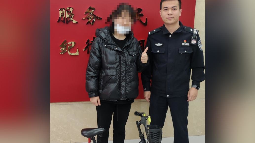 女孩遗失父亲去世前赠送的礼物,民警20天找回 凤凰网视频 凤凰网