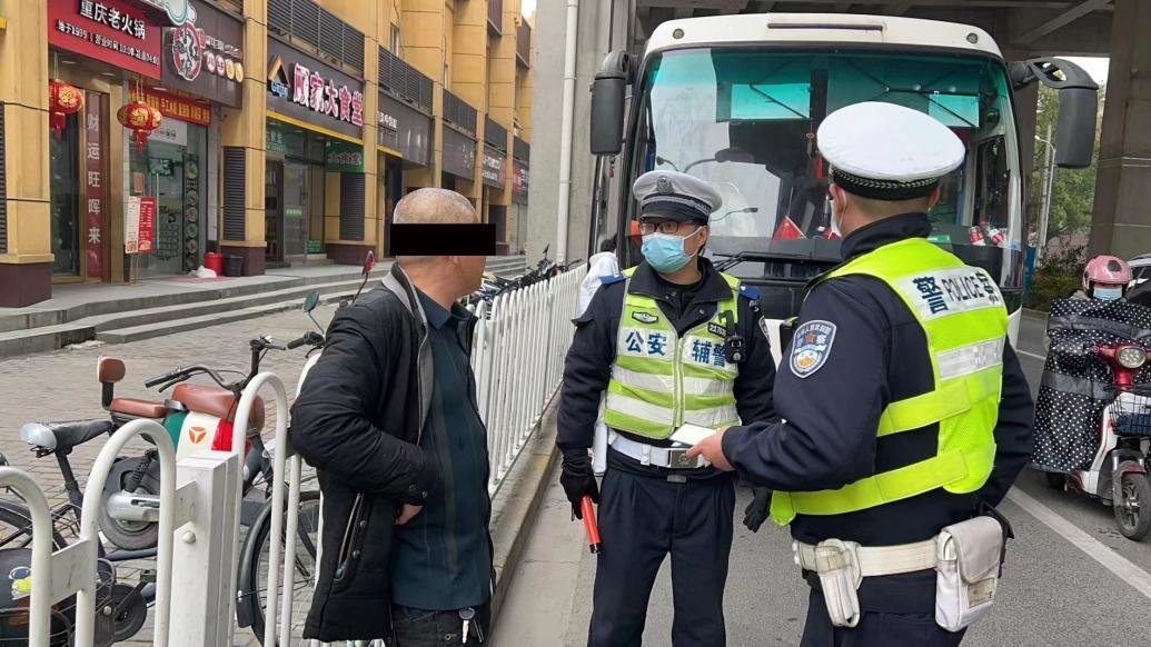 上海一司机被查隔夜酒驾直接拔腿 狂飙”，民警当场抓获凤凰网视频凤凰网