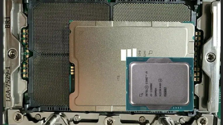 英特尔至强处理器LGA 7529插槽尺寸对比：是桌面处理器LGA 1700的4倍多_凤凰网