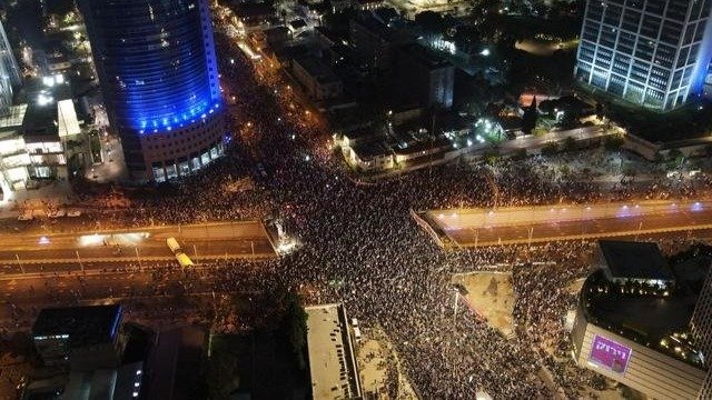 以色列爆发大规模抗议:63万民众走上街头 警方动用高压水枪凤凰网