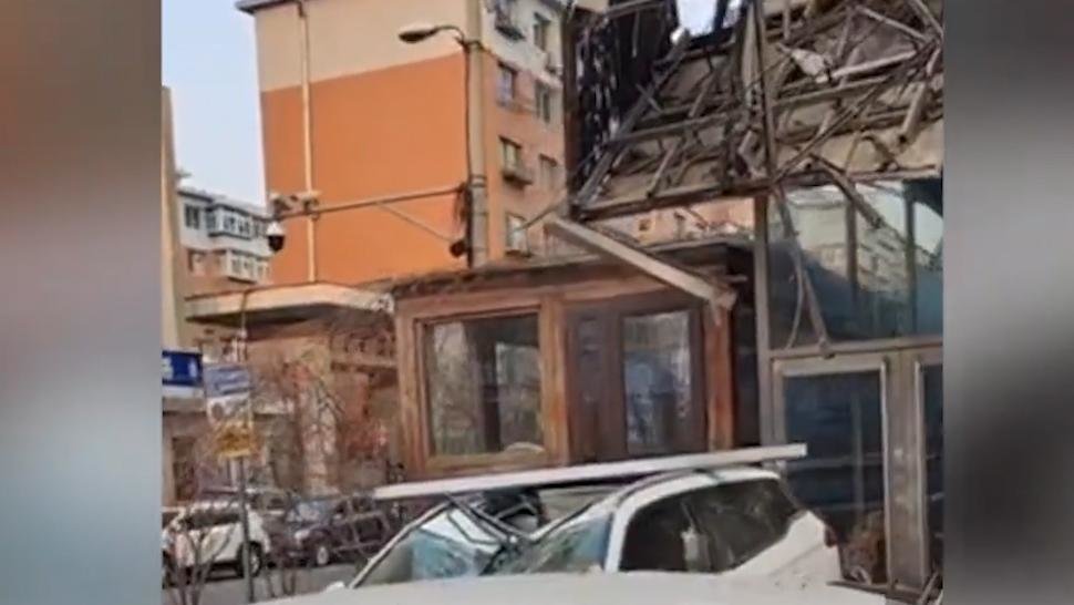 沈阳一楼房屋檐脱落多车被砸，警方：已处理_凤凰网视频_凤凰网