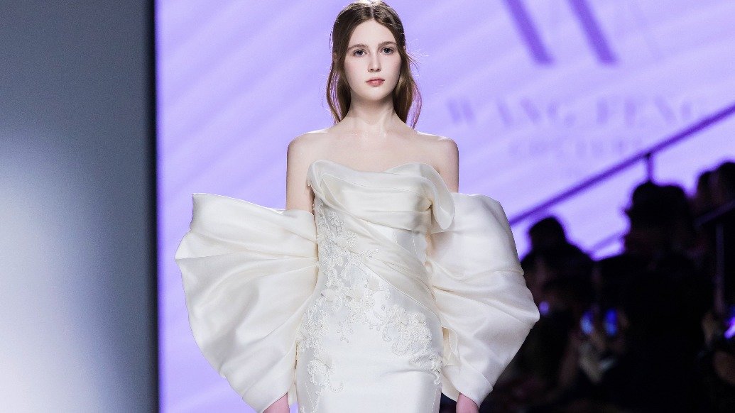 瓷器之雅，匠心凝结 ── WANG FENG COUTURE 2023秋冬系列上海时装秀_凤凰网