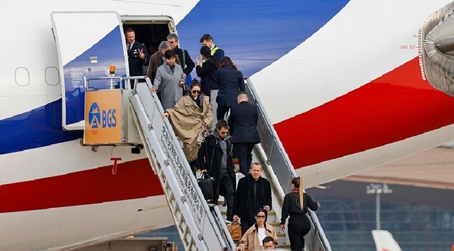 法国总统马克龙访华 巩俐夫妇同机随行_凤凰网